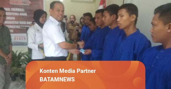 Disduk Batam Serahkan e-KTP Kepada Sembilan Tahanan Remaja | kumparan.com