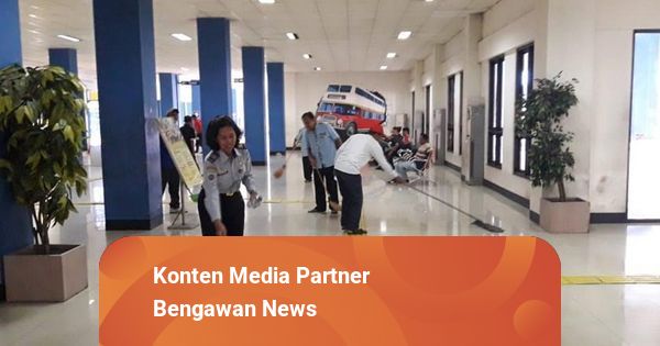 Puluhan Petugas Administrasi Terminal Tirtonadi Membersihkan Terminal ...
