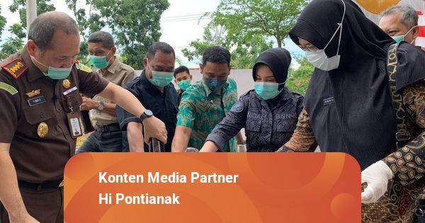 Kejari Pontianak Musnahkan Ratusan Botol Amer | kumparan.com