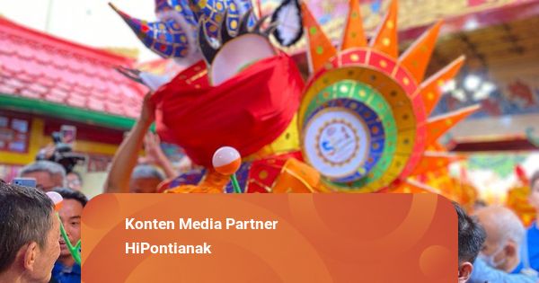 Ritual Naga Buka Mata Awali Perayaan Cap Go Meh di Pontianak | kumparan.com