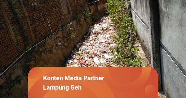 Warga Gang Kenari Enggal Keluhkan Bau Sampah dari Kali Setempat ...