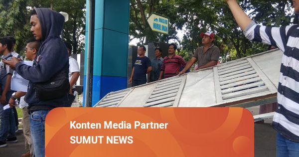Pagar Kantor PLN Rubuh Diterjang Pengunjuk Rasa | kumparan.com