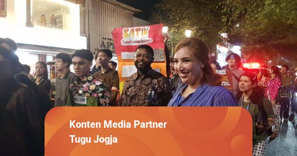 Sekolah di Jogja Ajak Warga Lestarikan Batik Lewat Pawai | kumparan.com