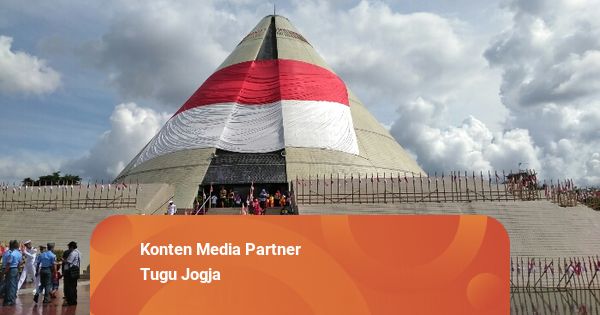 Bendera Merah Putih Raksasa Terpasang di Monumen Jogja Kembali ...