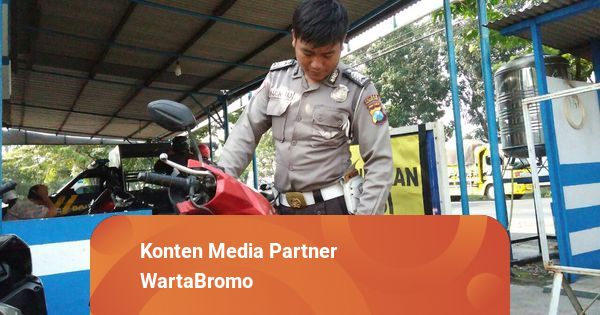 Ngebut, Pengendara Motor Sruduk Nenek dan Bus Kuning | kumparan.com