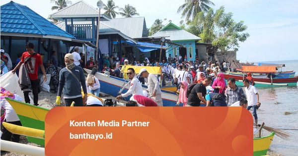 Aksi Bersih-Bersih Untuk Kelestarian Pantai Botubarani | kumparan.com