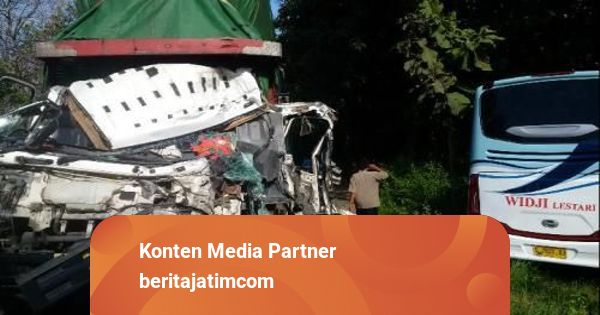 Ajaib, Kabin Trailer Hancur Ditabrak Bus, Sopir Selamat | kumparan.com