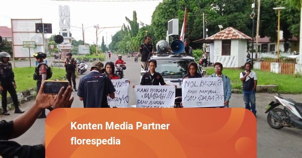 HPN 2023, Puluhan Wartawan di Sikka Gelar Demo di Kantor DPRD Sikka ...