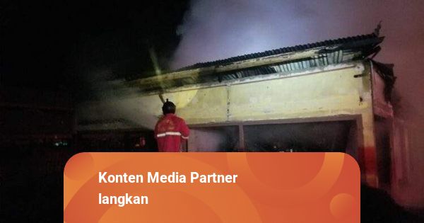 Pasar Baso Agam Terbakar, 24 Petak Toko Ludes Dilahap Api | kumparan.com