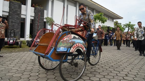 Becak Listrik: Berita Becak Listrik Terbaru dan Terupdate - kumparan